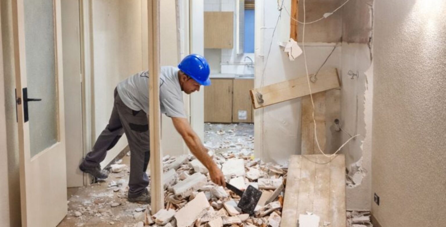 Cómo tirar un tabique de forma segura | CNLPRO Reformas